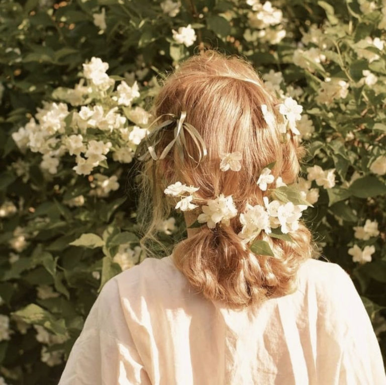 23 Luscious Cottagecore Hairstyles (2021) | Bridal Shower 101